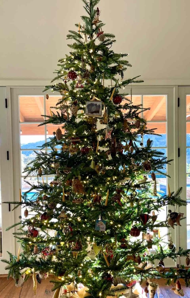 How to Mix Faux and Fresh Christmas Decor for a Natural Look - Cindy ...