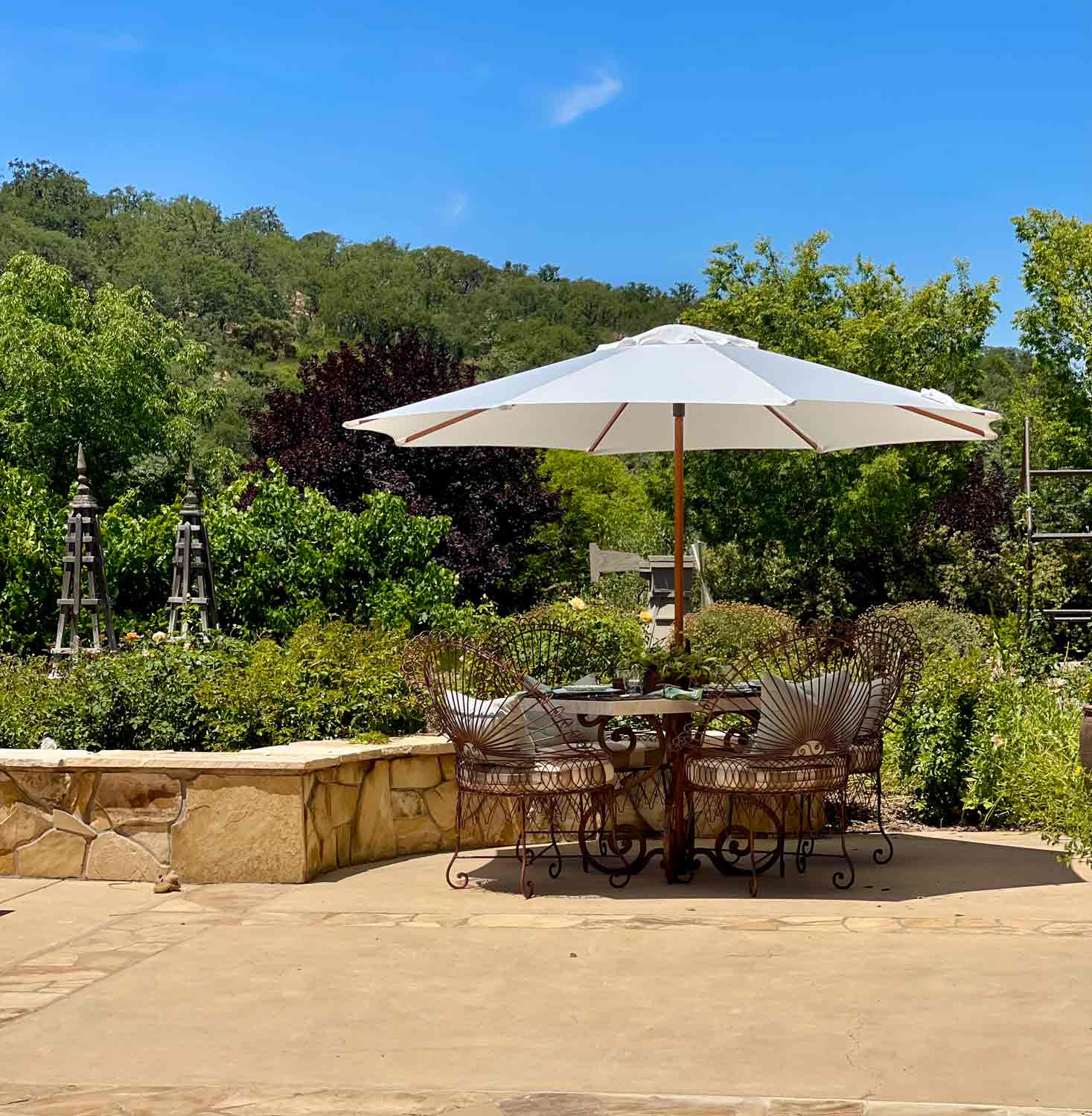 How to Curate a Simple Casual Outdoor Tablescape - Cindy Hattersley Design